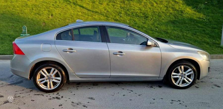 Pelēks Volvo S60 2011 Viļņa, ar dzinēja tilpumu 1.56 L un nobraukumu 260 tūkst. km par 4200 €, foto 7 vietnē AUTOMOTO.COM.LV
