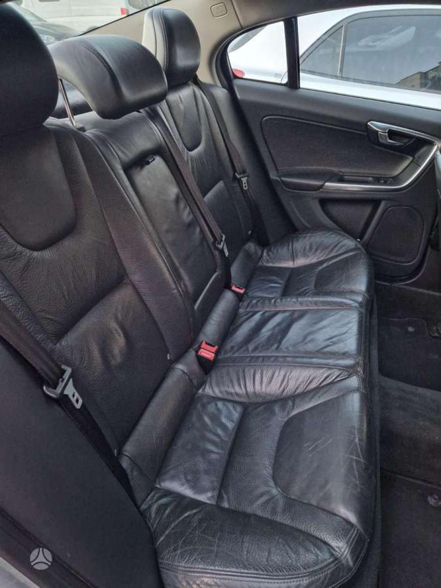 Pelēks Volvo S60 2011 Viļņa, ar dzinēja tilpumu 1.56 L un nobraukumu 260 tūkst. km par 4200 €, foto 10 vietnē AUTOMOTO.COM.LV