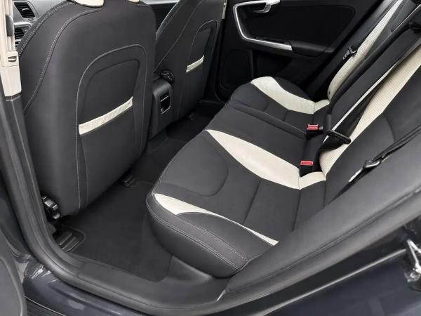 Pelēks Volvo S60 2011 Jūrmala, ar dzinēja tilpumu 2.00 L un nobraukumu 278 tūkst. km par 4990 €, foto 9 vietnē AUTOMOTO.COM.LV