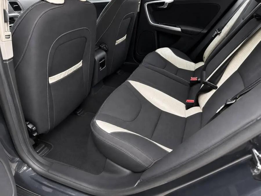 Grey Volvo S60 2011 in Jurmala, with an engine capacity of 2.00 L and mileage of 278 thousand km for 4990 €, photo 10 on AUTOMOTO.COM.LV