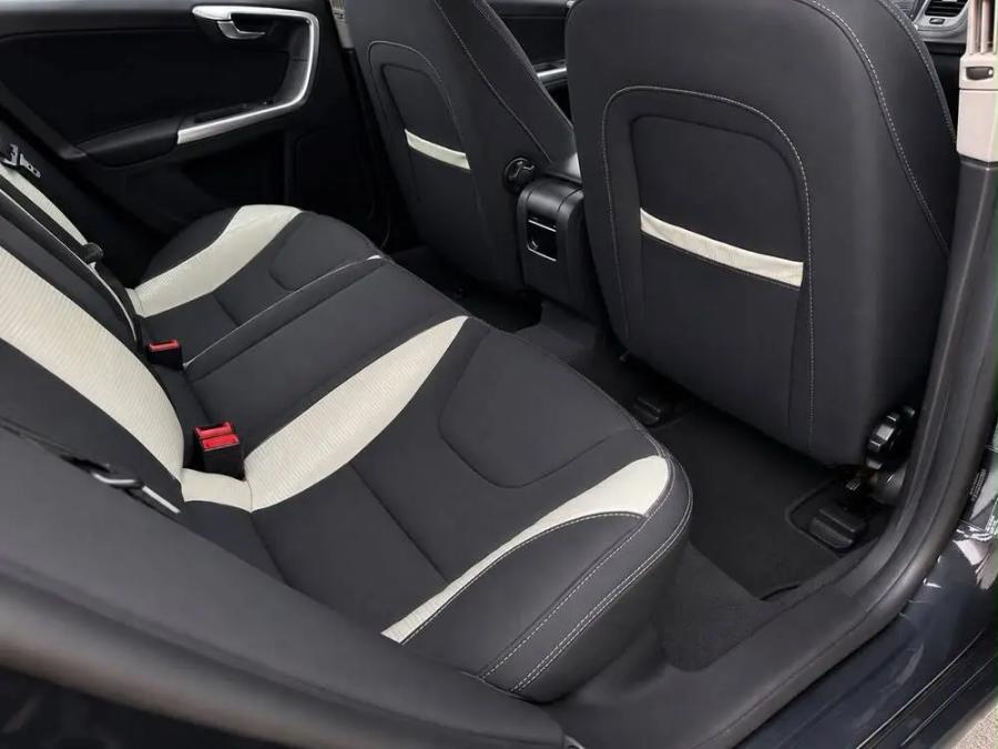 Grey Volvo S60 2011 in Jurmala, with an engine capacity of 2.00 L and mileage of 278 thousand km for 4990 €, photo 12 on AUTOMOTO.COM.LV
