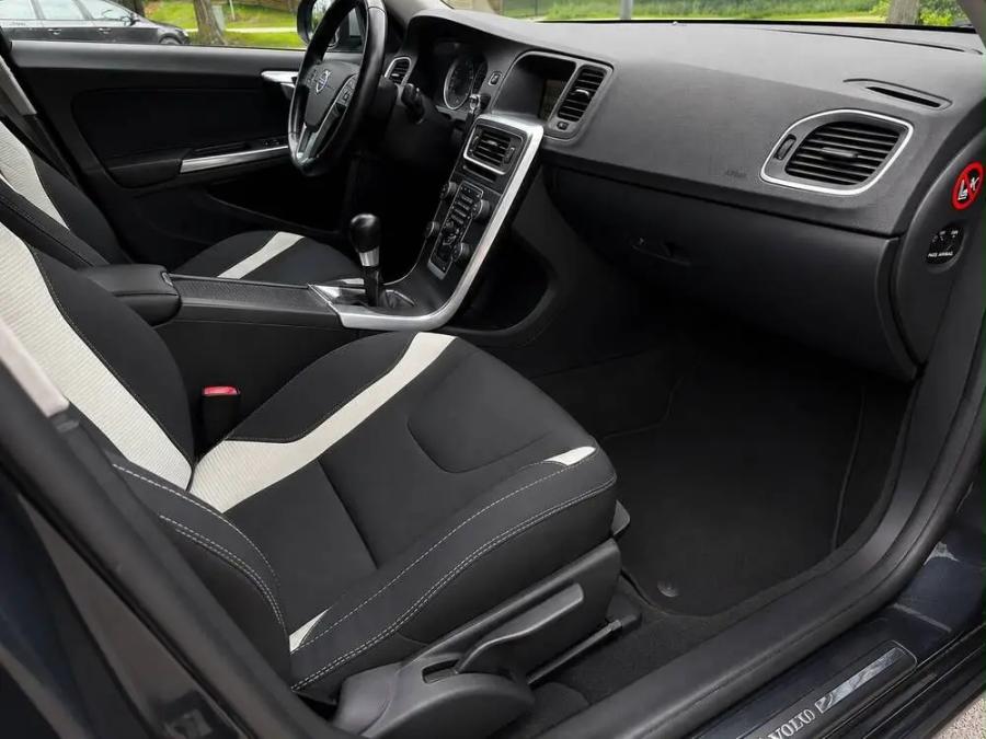Grey Volvo S60 2011 in Jurmala, with an engine capacity of 2.00 L and mileage of 278 thousand km for 4990 €, photo 13 on AUTOMOTO.COM.LV