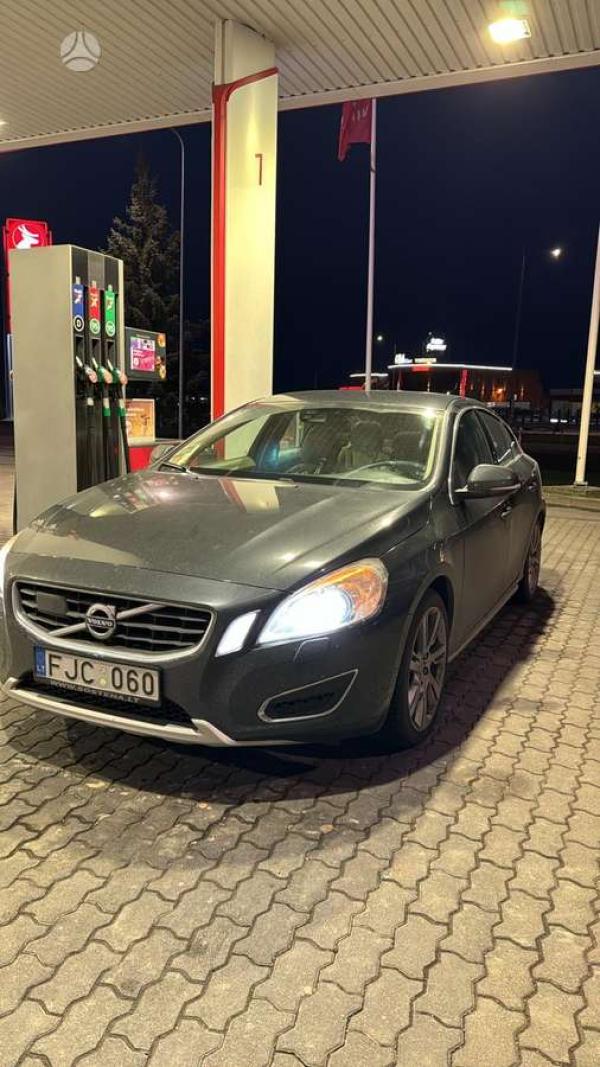 Серый Вольво С60 2011 в Вильнюс, объемом двигателя 2.00 л и пробегом 230 тыс. км за 6000 €, фото 1 на AUTOMOTO.COM.LV