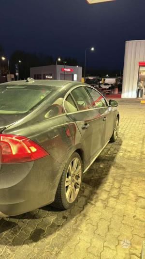 Pelēks Volvo S60 2011 Viļņa, ar dzinēja tilpumu 2.00 L un nobraukumu 230 tūkst. km par 6000 €, foto 4 vietnē AUTOMOTO.COM.LV