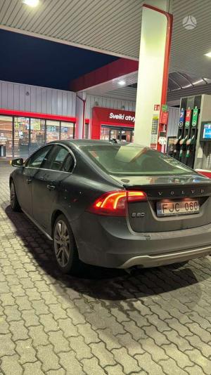Pelēks Volvo S60 2011 Viļņa, ar dzinēja tilpumu 2.00 L un nobraukumu 230 tūkst. km par 6000 €, foto 5 vietnē AUTOMOTO.COM.LV