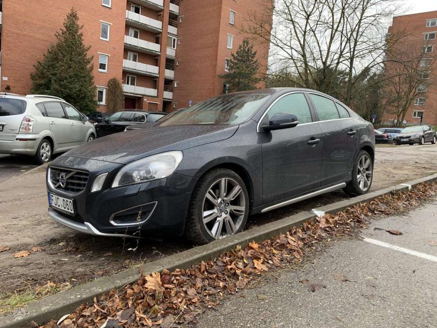 Pelēks Volvo S60 2011 Viļņa, ar dzinēja tilpumu 2.00 L un nobraukumu 230 tūkst. km par 6000 €, foto 16 vietnē AUTOMOTO.COM.LV