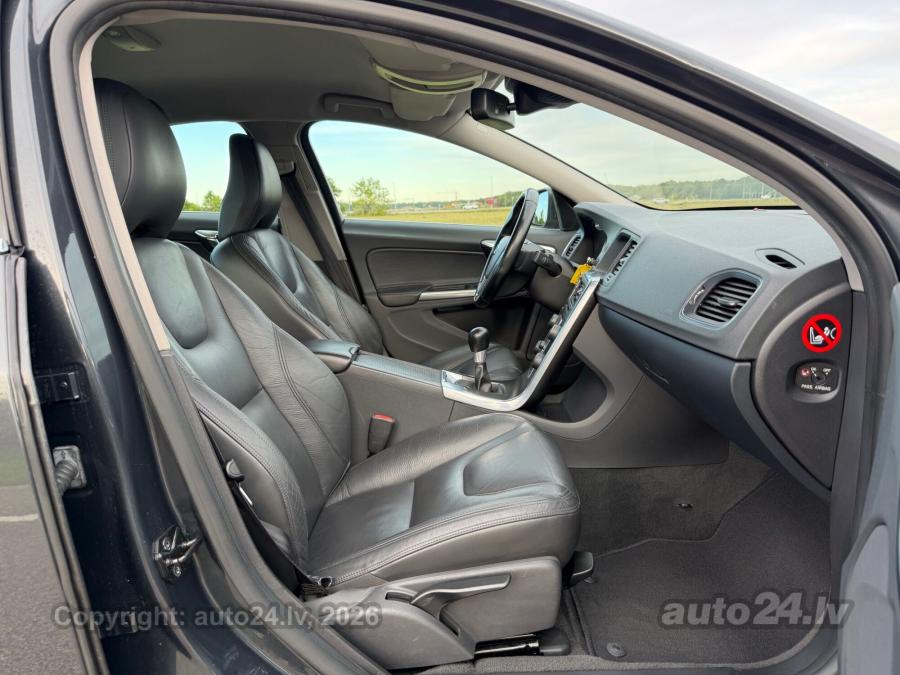 Pelēks Volvo S60 2011 Tallina, ar dzinēja tilpumu 2.40 L un nobraukumu 303 tūkst. km par 7290 €, foto 13 vietnē AUTOMOTO.COM.LV