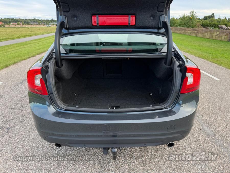 Pelēks Volvo S60 2011 Tallina, ar dzinēja tilpumu 2.40 L un nobraukumu 303 tūkst. km par 7290 €, foto 18 vietnē AUTOMOTO.COM.LV