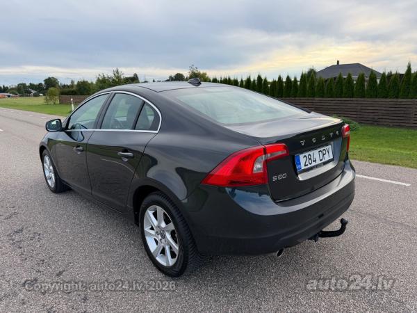 Pelēks Volvo S60 2011 Tallina, ar dzinēja tilpumu 2.40 L un nobraukumu 303 tūkst. km par 7290 €, foto 3 vietnē AUTOMOTO.COM.LV