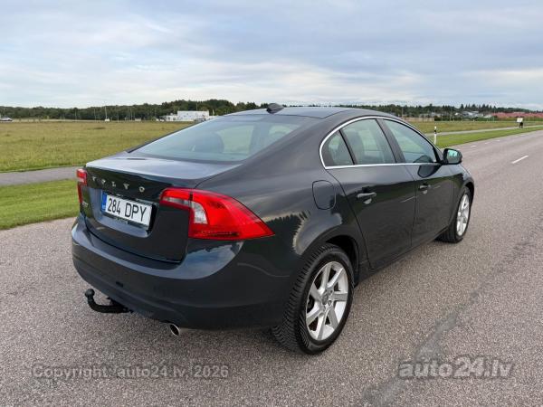 Pelēks Volvo S60 2011 Tallina, ar dzinēja tilpumu 2.40 L un nobraukumu 303 tūkst. km par 7290 €, foto 5 vietnē AUTOMOTO.COM.LV