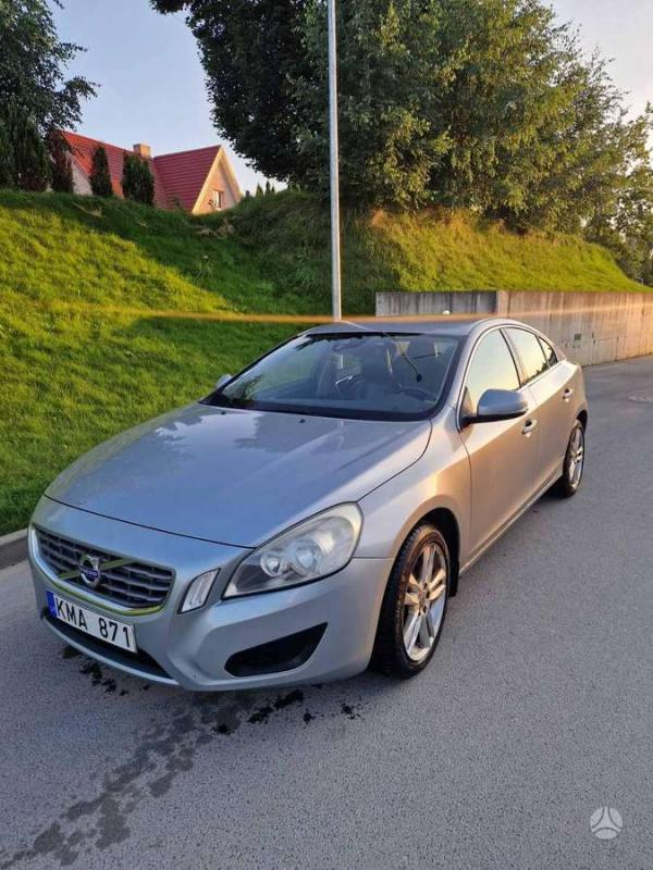 Volvo S60 2011 in Vilnius on AUTOMOTO.COM.LV Grey Volvo S60 2011 in Vilnius, with an engine capacity of 1.60 L and mileage of 252 thousand km for 3500 €, photo 1 on AUTOMOTO.COM.LV