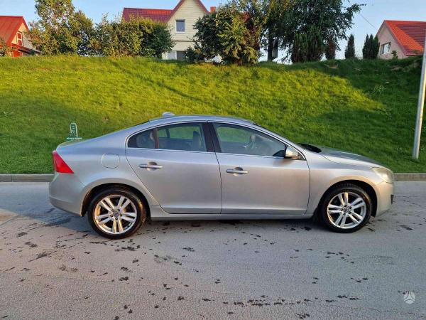 Volvo S60 2011 in Vilnius on AUTOMOTO.COM.LV Grey Volvo S60 2011 in Vilnius, with an engine capacity of 1.60 L and mileage of 252 thousand km for 3500 €, photo 8 on AUTOMOTO.COM.LV