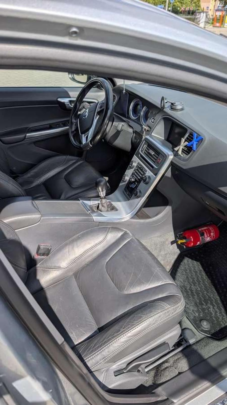 Pelēks Volvo S60 2011 Širvintos, ar dzinēja tilpumu 1.98 L un nobraukumu 344 tūkst. km par 5500 €, foto 8 vietnē AUTOMOTO.COM.LV