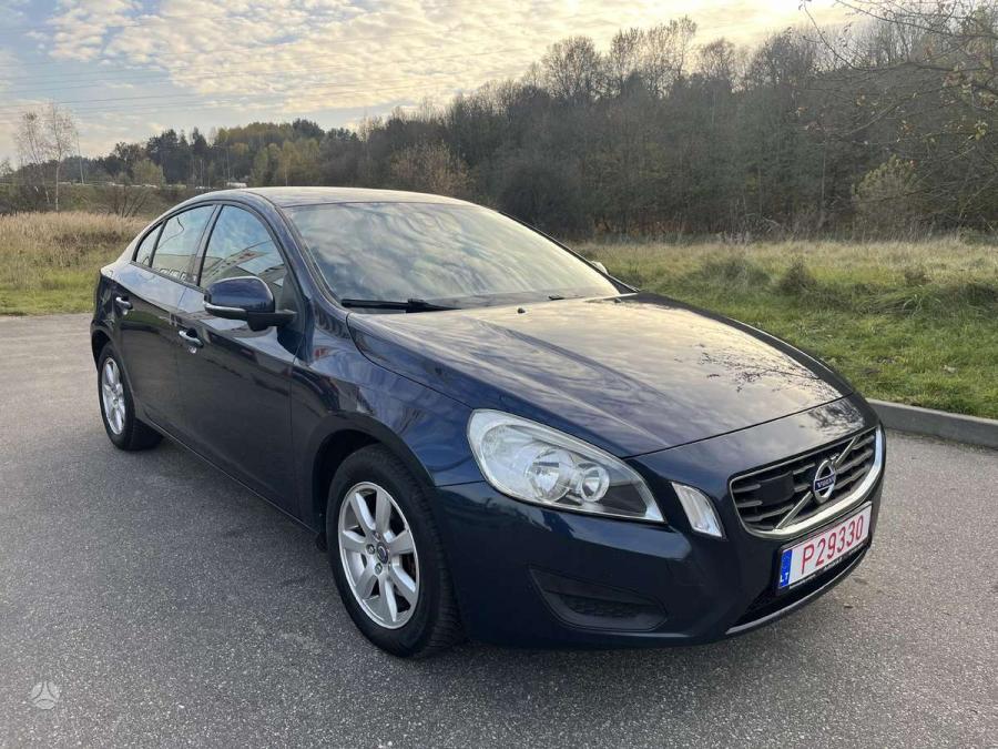 Grey Volvo S60 2012 in Vilnius, with an engine capacity of 1.60 L and mileage of 264 thousand km for 6650 €, photo 3 on AUTOMOTO.COM.LV