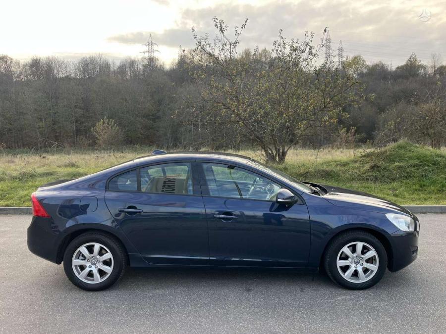 Grey Volvo S60 2012 in Vilnius, with an engine capacity of 1.60 L and mileage of 264 thousand km for 6650 €, photo 4 on AUTOMOTO.COM.LV