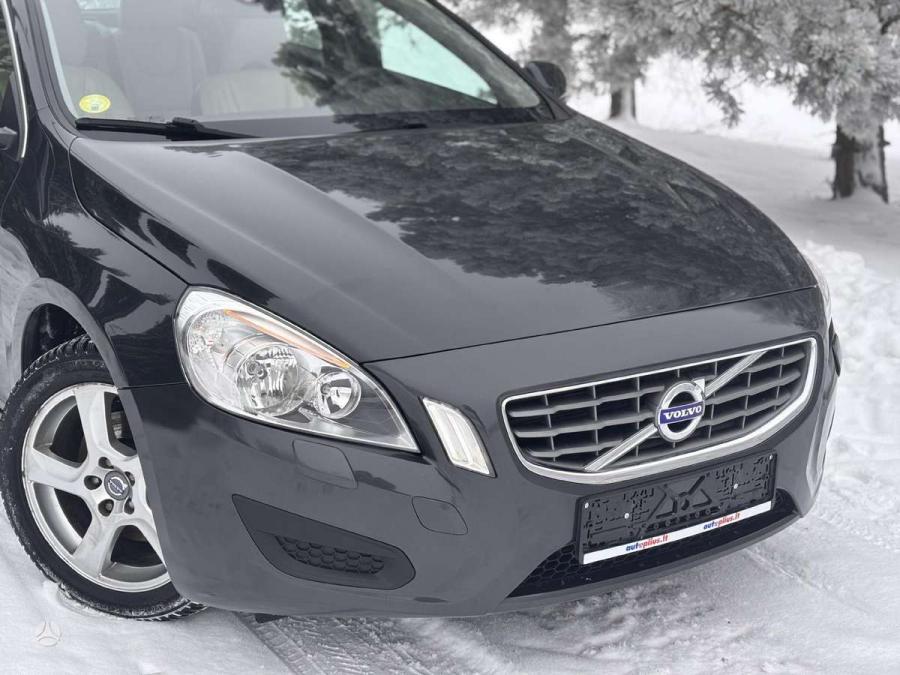 Grey Volvo S60 2012 in Raseiniai, with an engine capacity of 1.98 L and mileage of 289 thousand km for 5800 €, photo 2 on AUTOMOTO.COM.LV