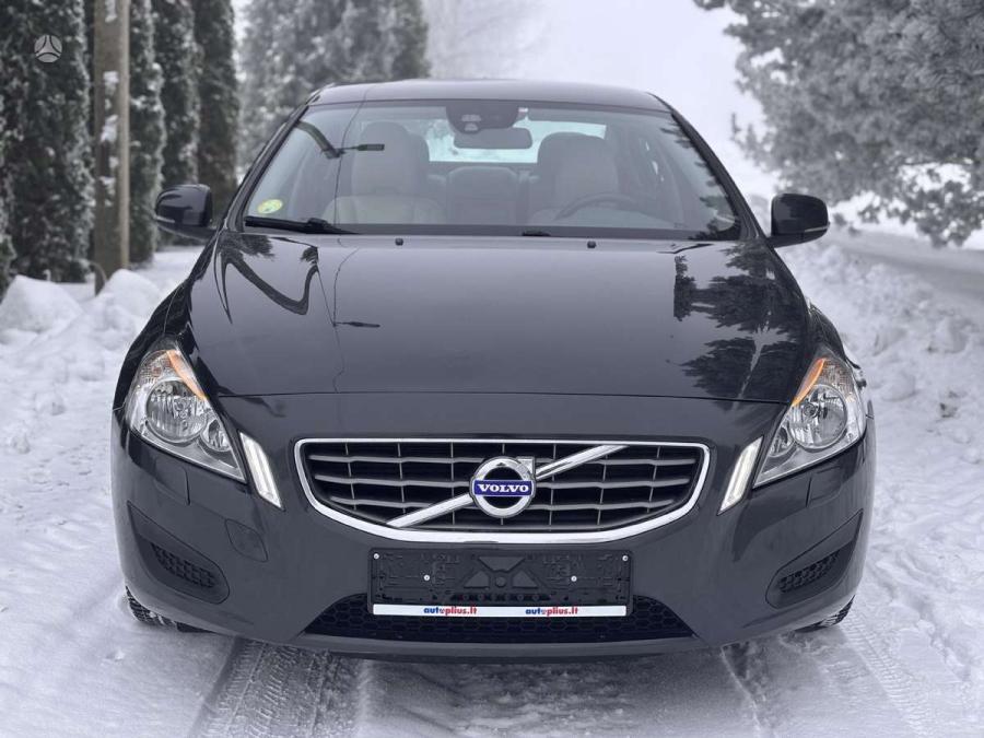 Grey Volvo S60 2012 in Raseiniai, with an engine capacity of 1.98 L and mileage of 289 thousand km for 5800 €, photo 3 on AUTOMOTO.COM.LV