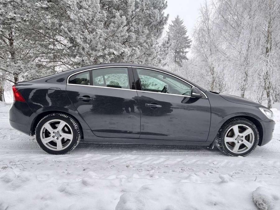 Grey Volvo S60 2012 in Raseiniai, with an engine capacity of 1.98 L and mileage of 289 thousand km for 5800 €, photo 6 on AUTOMOTO.COM.LV