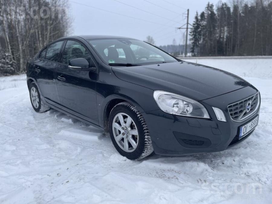 Pelēks Volvo S60 2012 Cēsis, ar dzinēja tilpumu 1.60 L un nobraukumu 0 tūkst. km par 5950 €, foto 2 vietnē AUTOMOTO.COM.LV