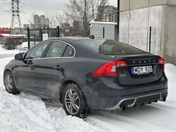 Pelēks Volvo S60 2012 Viļņa, ar dzinēja tilpumu 1.98 L un nobraukumu 260 tūkst. km par 6999 €, foto 2 vietnē AUTOMOTO.COM.LV