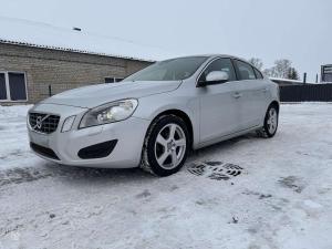 Pelēks Volvo S60 2012 Tauragė, ar dzinēja tilpumu 1.98 L un nobraukumu 157 tūkst. km par 5400 €, foto  vietnē AUTOMOTO.COM.LV
