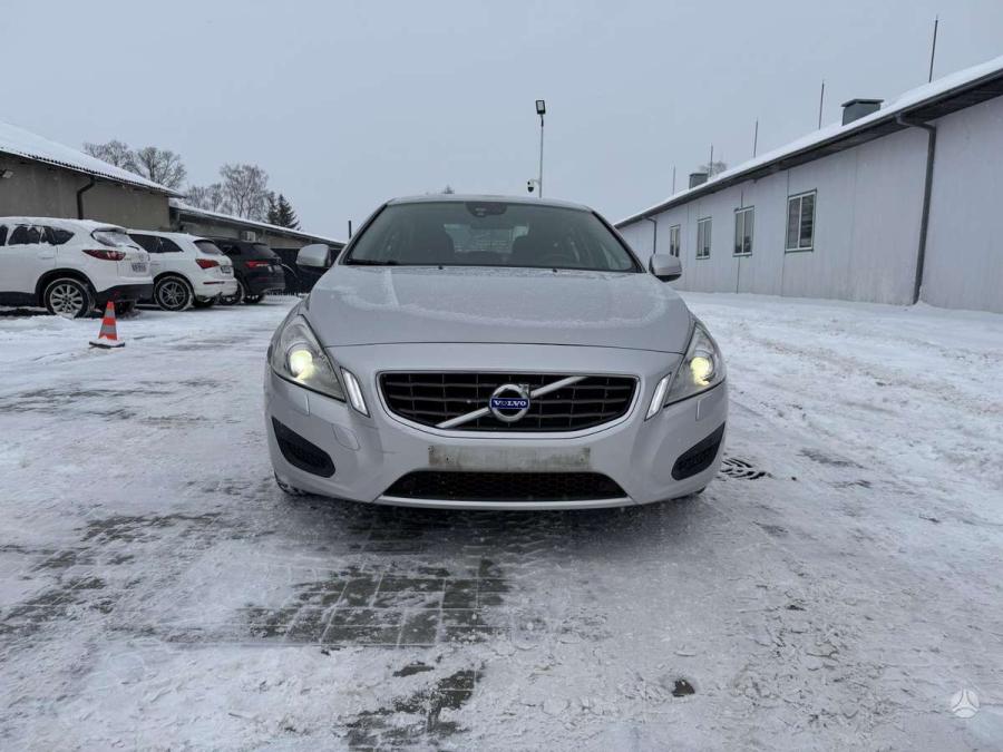 Pelēks Volvo S60 2012 Tauragė, ar dzinēja tilpumu 1.98 L un nobraukumu 157 tūkst. km par 5400 €, foto 2 vietnē AUTOMOTO.COM.LV