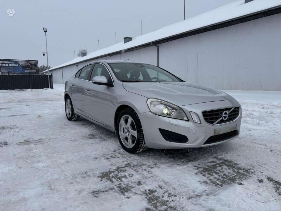 Pelēks Volvo S60 2012 Tauragė, ar dzinēja tilpumu 1.98 L un nobraukumu 157 tūkst. km par 5400 €, foto 3 vietnē AUTOMOTO.COM.LV