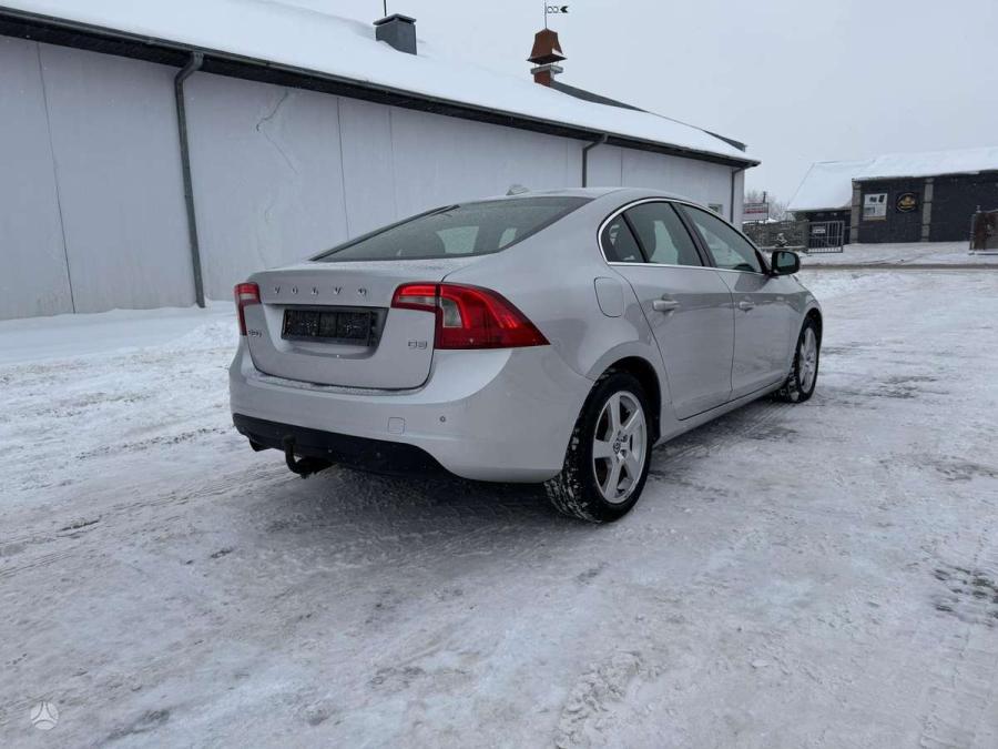 Pelēks Volvo S60 2012 Tauragė, ar dzinēja tilpumu 1.98 L un nobraukumu 157 tūkst. km par 5400 €, foto 4 vietnē AUTOMOTO.COM.LV