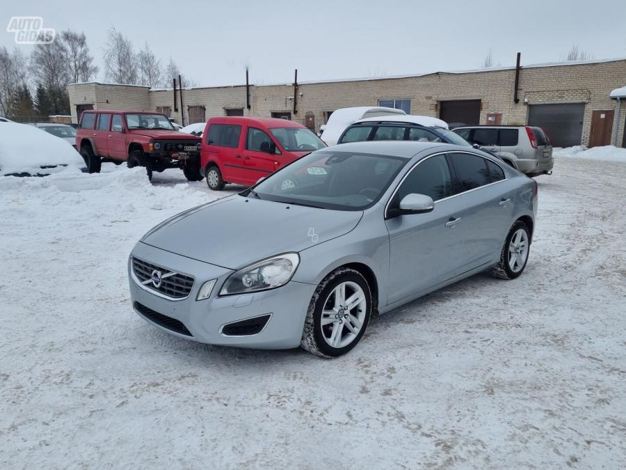 Grey Volvo S60 2012 in Pakruojis, with an engine capacity of 1.60 L and mileage of 192 thousand km for 4950 €, photo 8 on AUTOMOTO.COM.LV
