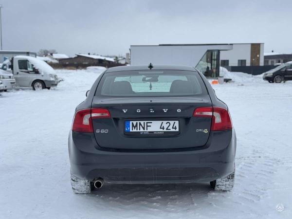 Pelēks Volvo S60 2012 Šauļi, ar dzinēja tilpumu 1.56 L un nobraukumu 275 tūkst. km par 5200 €, foto 5 vietnē AUTOMOTO.COM.LV