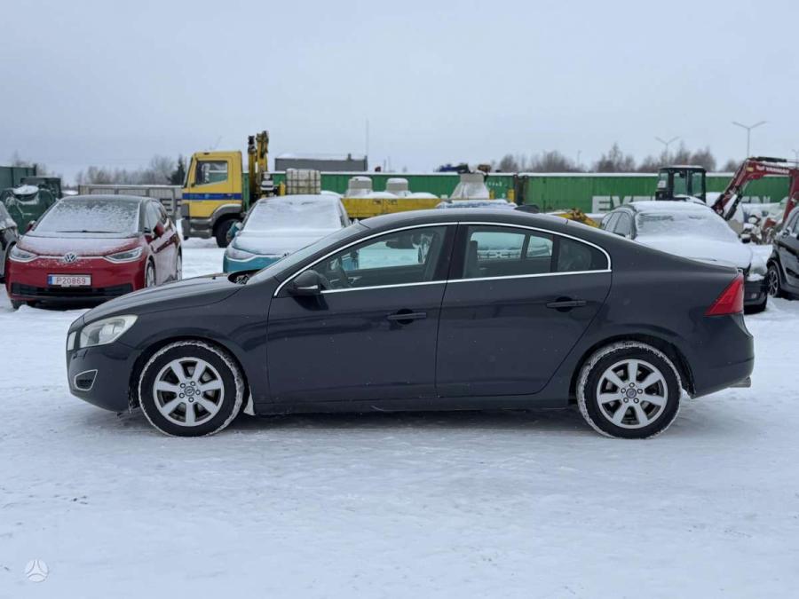 Grey Volvo S60 2012 in Siauliai, with an engine capacity of 1.56 L and mileage of 275 thousand km for 5200 €, photo 8 on AUTOMOTO.COM.LV