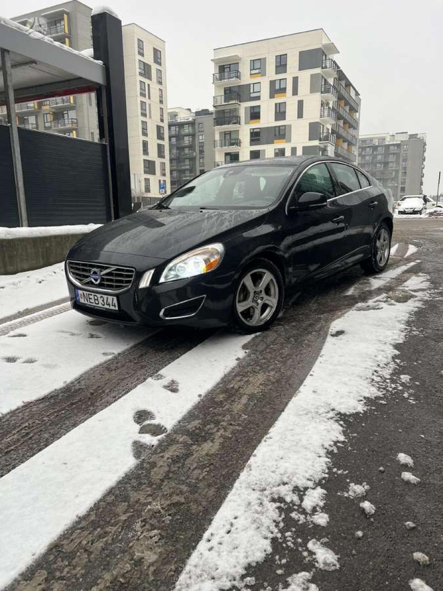 Pelēks Volvo S60 2012 Viļņa, ar dzinēja tilpumu 2.52 L un nobraukumu 128 tūkst. km par 5400 €, foto 1 vietnē AUTOMOTO.COM.LV
