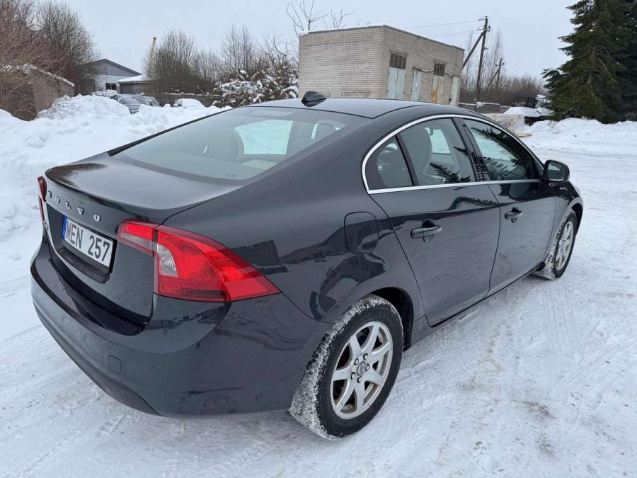 Grey Volvo S60 2012 in Gargzdai, with an engine capacity of 1.98 L and mileage of 358 thousand km for 5500 €, photo 3 on AUTOMOTO.COM.LV
