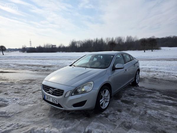 Pelēks Volvo S60 2012 Kauņa, ar dzinēja tilpumu 2.00 L un nobraukumu 261 tūkst. km par 5900 €, foto 1 vietnē AUTOMOTO.COM.LV