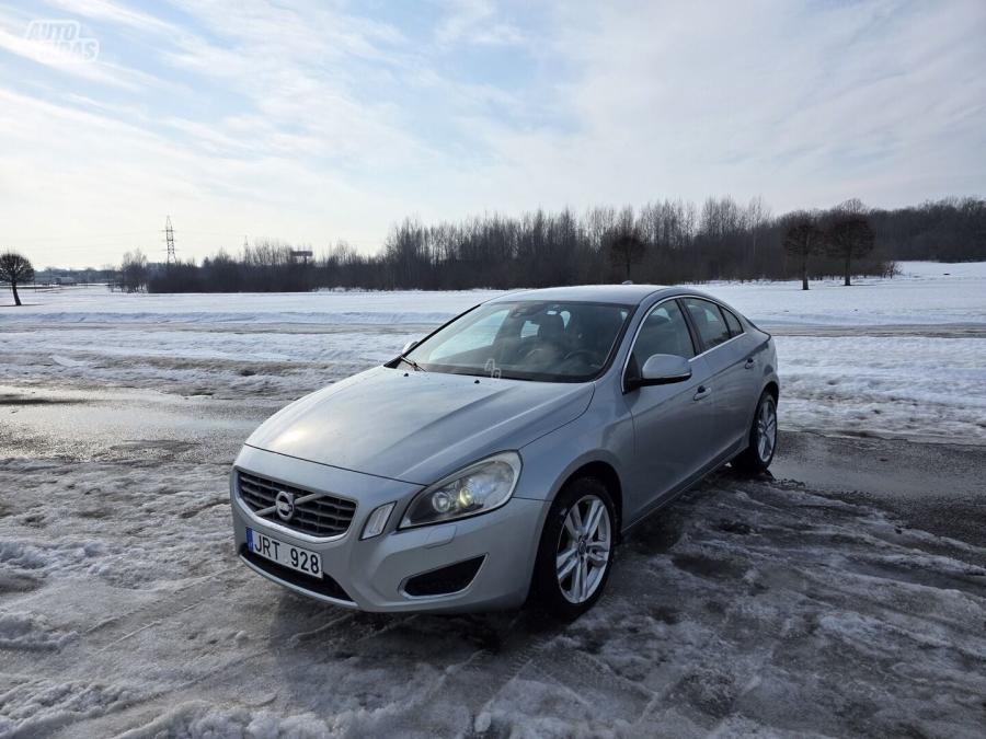 Pelēks Volvo S60 2012 Kauņa, ar dzinēja tilpumu 2.00 L un nobraukumu 261 tūkst. km par 5900 €, foto 1 vietnē AUTOMOTO.COM.LV