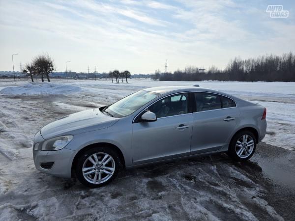 Pelēks Volvo S60 2012 Kauņa, ar dzinēja tilpumu 2.00 L un nobraukumu 261 tūkst. km par 5900 €, foto 2 vietnē AUTOMOTO.COM.LV
