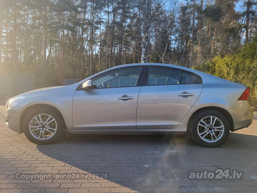 Pelēks Volvo S60 2012 Pērnava, ar dzinēja tilpumu 1.60 L un nobraukumu 198 tūkst. km par 5600 €, foto 4 vietnē AUTOMOTO.COM.LV