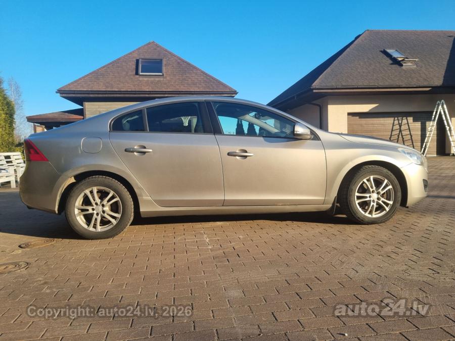 Pelēks Volvo S60 2012 Pērnava, ar dzinēja tilpumu 1.60 L un nobraukumu 198 tūkst. km par 5600 €, foto 5 vietnē AUTOMOTO.COM.LV