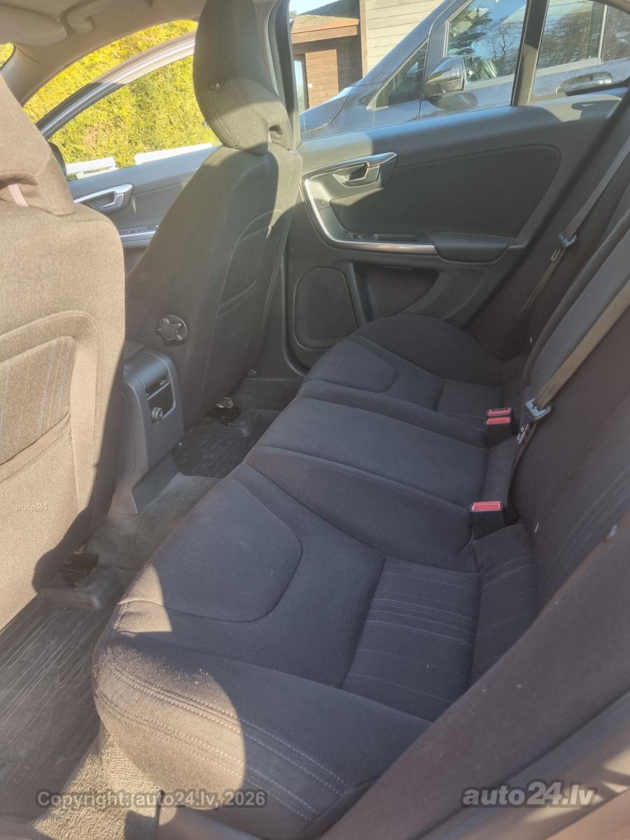 Pelēks Volvo S60 2012 Pērnava, ar dzinēja tilpumu 1.60 L un nobraukumu 198 tūkst. km par 5600 €, foto 16 vietnē AUTOMOTO.COM.LV