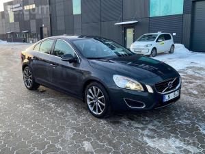 Pelēks Volvo S60 2012 Rīga, ar dzinēja tilpumu 2.40 L un nobraukumu 269 tūkst. km par 6250 €, foto  vietnē AUTOMOTO.COM.LV