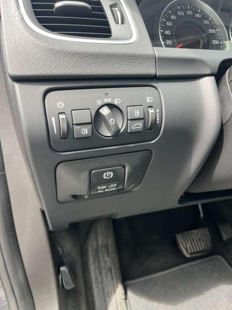 Grey Volvo S60 2012 in Vilnius, with an engine capacity of 1.60 L and mileage of 265 thousand km for 6200 €, photo 29 on AUTOMOTO.COM.LV