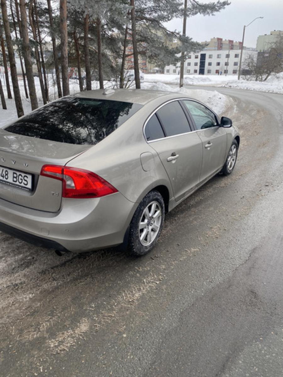 Pelēks Volvo S60 2012 Tallina, ar dzinēja tilpumu 1.60 L un nobraukumu 167 tūkst. km par 7000 €, foto 4 vietnē AUTOMOTO.COM.LV