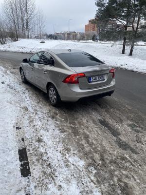 Pelēks Volvo S60 2012 Tallina, ar dzinēja tilpumu 1.60 L un nobraukumu 167 tūkst. km par 7000 €, foto 9 vietnē AUTOMOTO.COM.LV