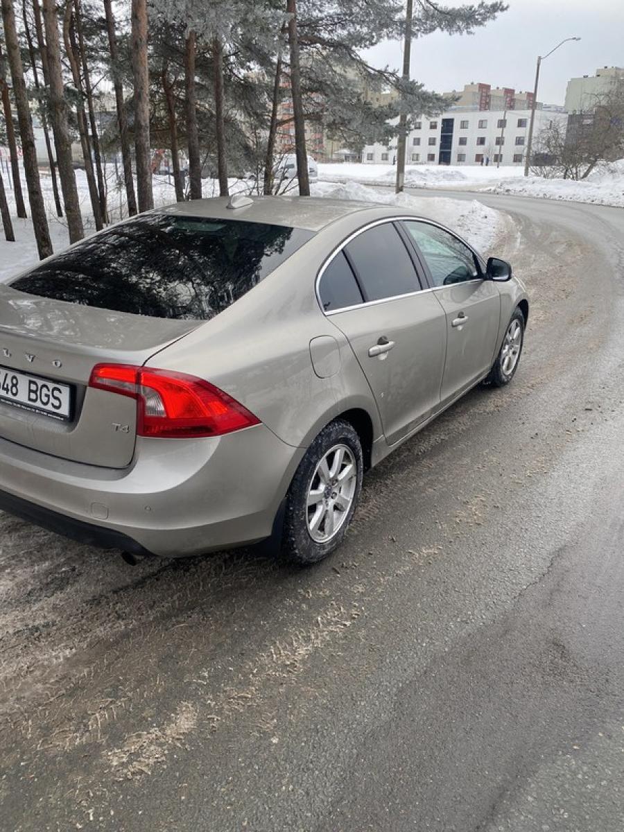 Pelēks Volvo S60 2012 Tallina, ar dzinēja tilpumu 1.60 L un nobraukumu 167 tūkst. km par 7000 €, foto 10 vietnē AUTOMOTO.COM.LV