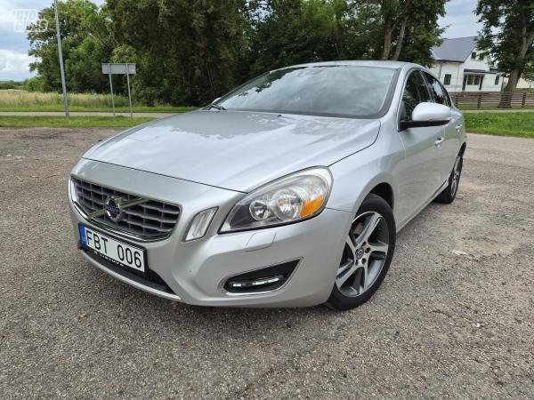 Pelēks Volvo S60 2012 Širvintos, ar dzinēja tilpumu 2.50 L un nobraukumu 266 tūkst. km par 5490 €, foto 1 vietnē AUTOMOTO.COM.LV