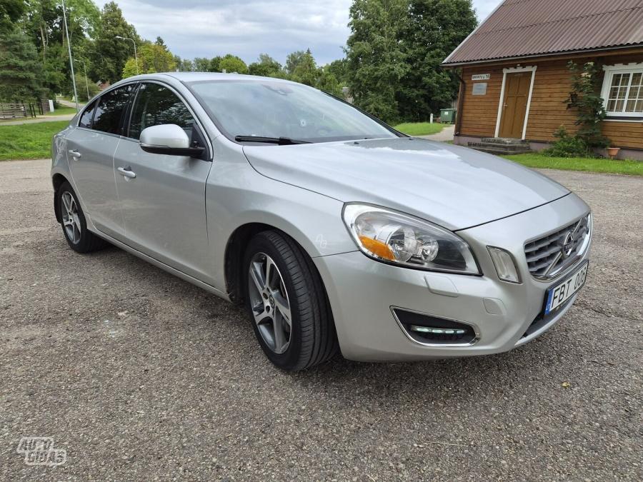 Pelēks Volvo S60 2012 Širvintos, ar dzinēja tilpumu 2.50 L un nobraukumu 266 tūkst. km par 5490 €, foto 3 vietnē AUTOMOTO.COM.LV