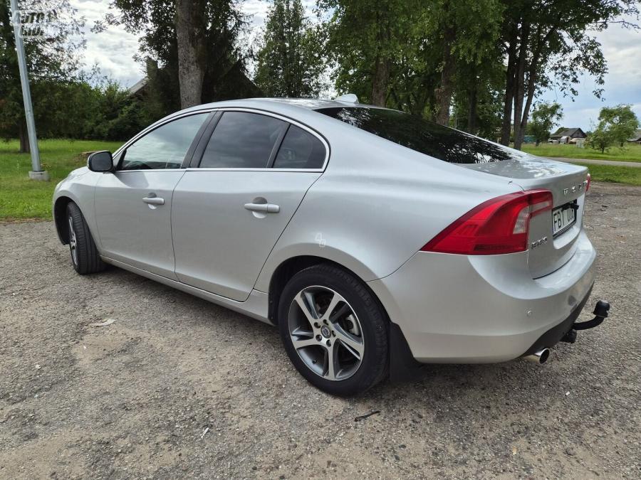 Pelēks Volvo S60 2012 Širvintos, ar dzinēja tilpumu 2.50 L un nobraukumu 266 tūkst. km par 5490 €, foto 4 vietnē AUTOMOTO.COM.LV