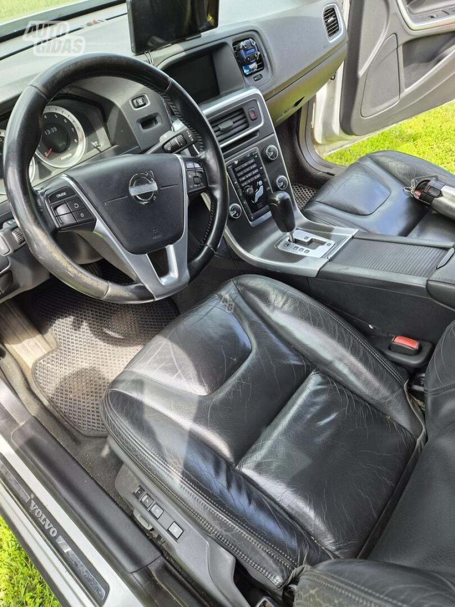 Pelēks Volvo S60 2012 Širvintos, ar dzinēja tilpumu 2.50 L un nobraukumu 266 tūkst. km par 5490 €, foto 12 vietnē AUTOMOTO.COM.LV