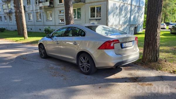 Pelēks Volvo S60 2012 Rīga, ar dzinēja tilpumu 2.00 L un nobraukumu 220 tūkst. km par 4900 €, foto 1 vietnē AUTOMOTO.COM.LV