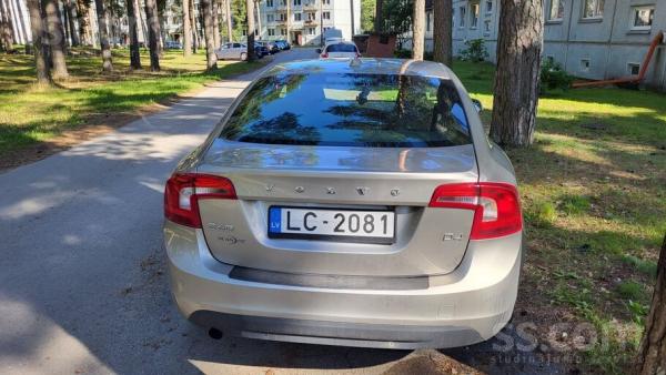 Pelēks Volvo S60 2012 Rīga, ar dzinēja tilpumu 2.00 L un nobraukumu 220 tūkst. km par 4900 €, foto 3 vietnē AUTOMOTO.COM.LV